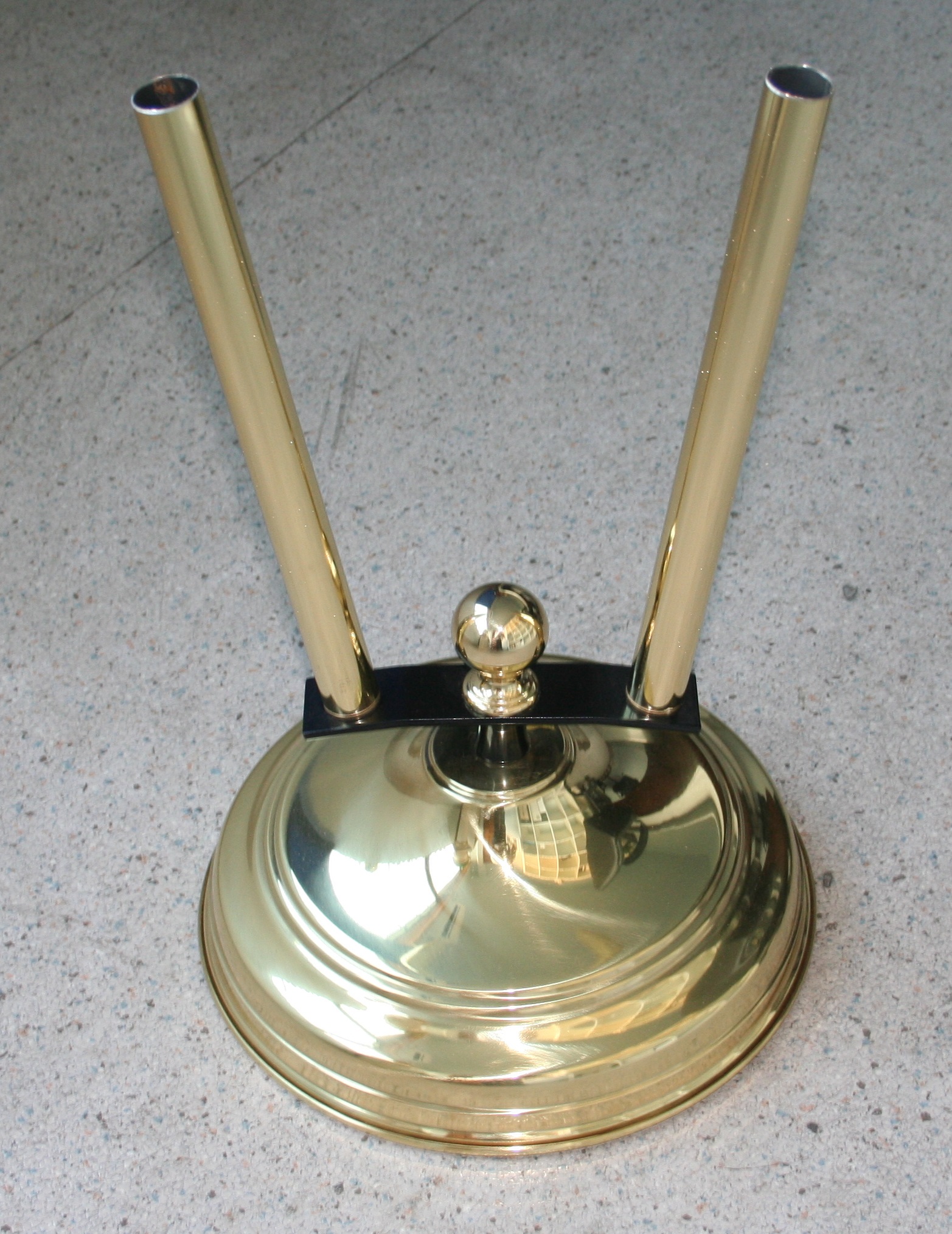 Base de interiores para banderas, hierro o latón cromado.